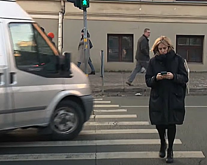 Vai gājēji atceras par savu pienākumu - šķērsojot ielu, paskatīties pa ...